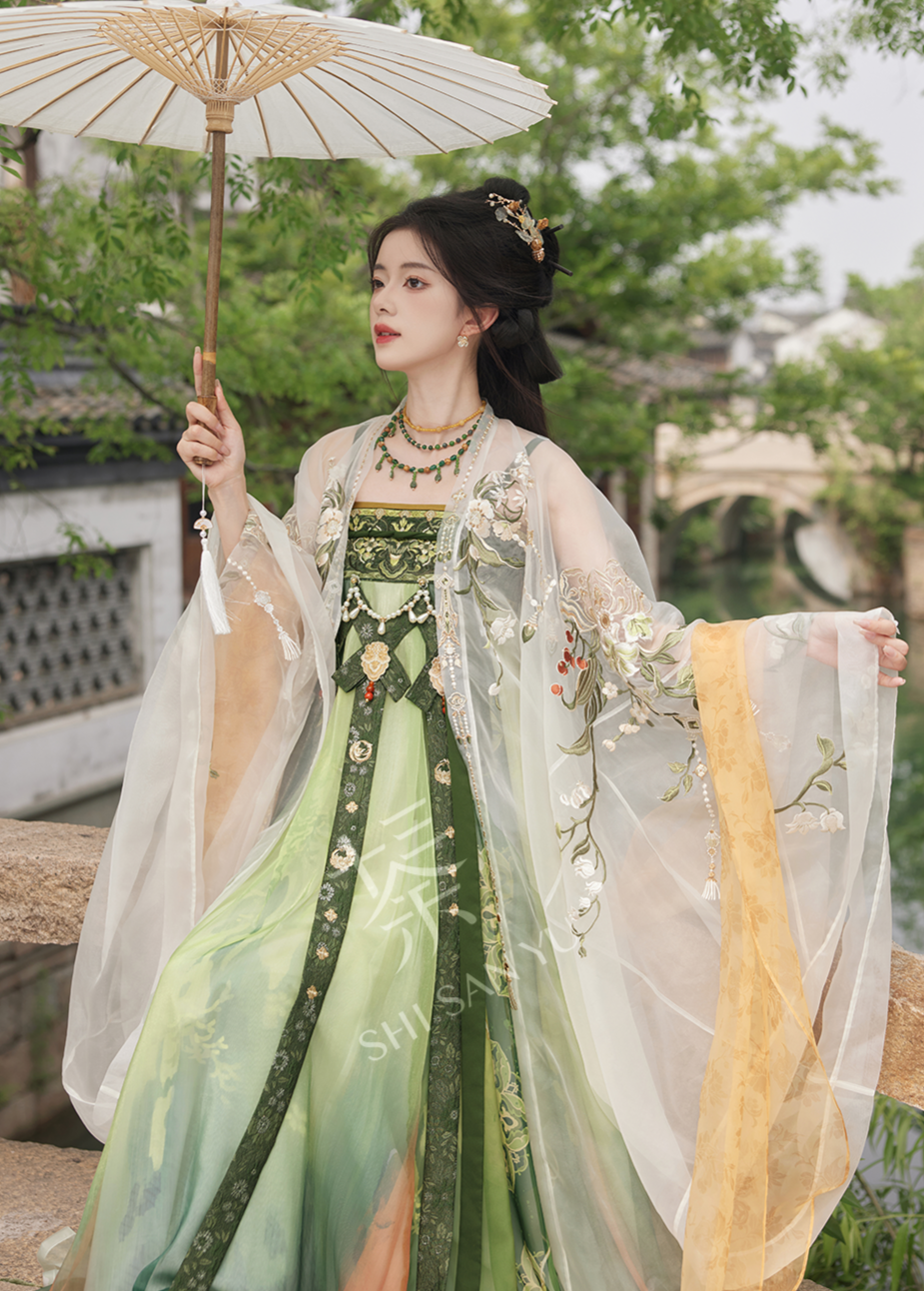 Flying Lotus 飞天莲华 Modernized Tang Dynasty Daxiushan. Qixiong Ruqun Set ...